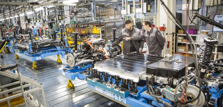 La filière automobile signe un nouveau contrat stratégique avec l’État ...